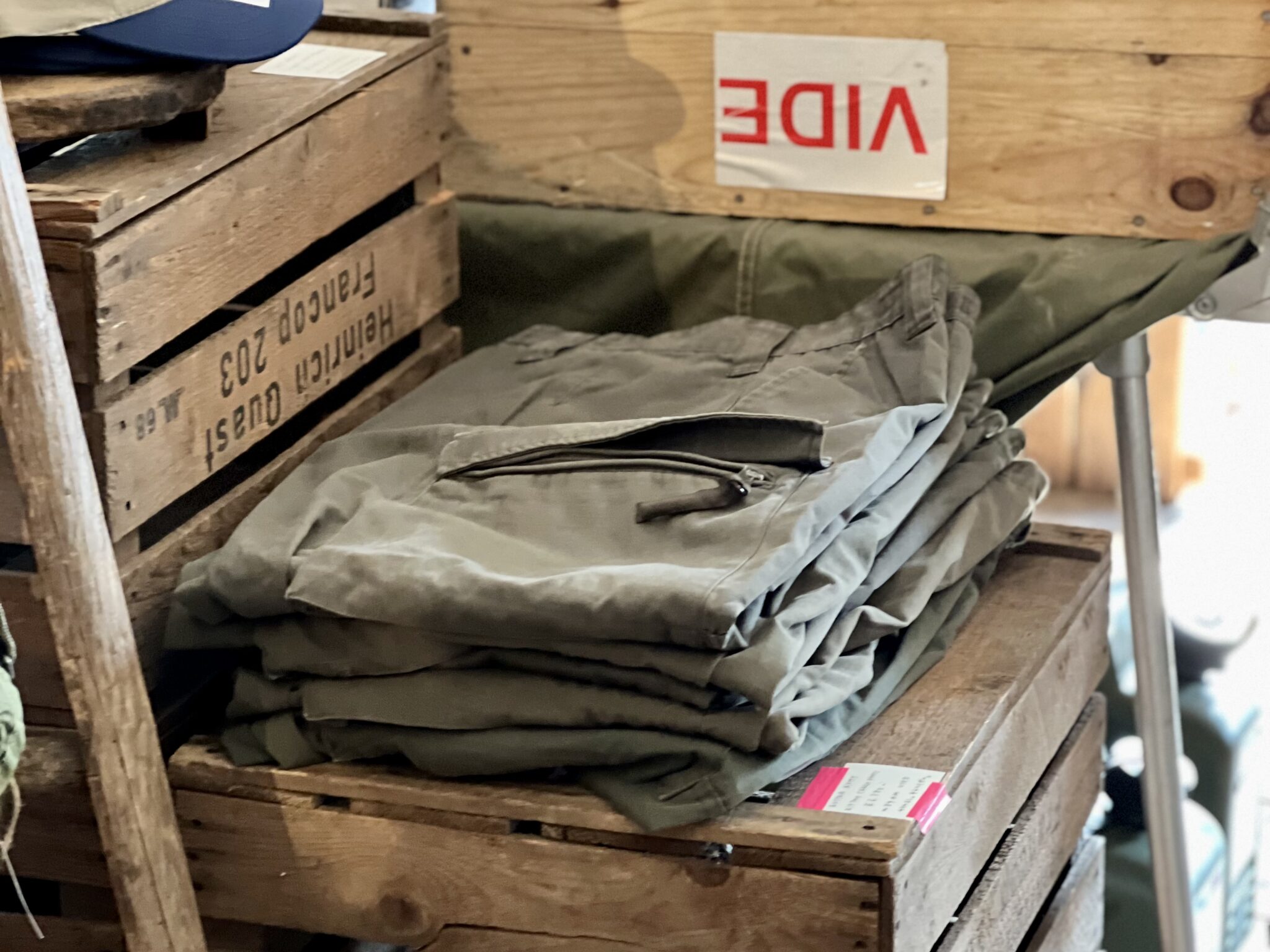 monday | Barnshelf バーンシェルフ